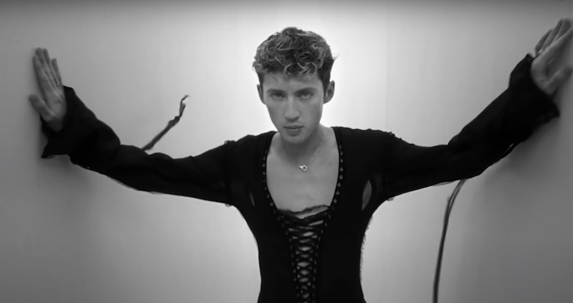 Troye Sivan Covers George Harrisons My Sweet Lord For The Finale Of The Idol The Line Of